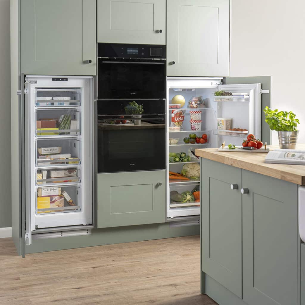 RiL126 In-Column Larder Fridge | Caple